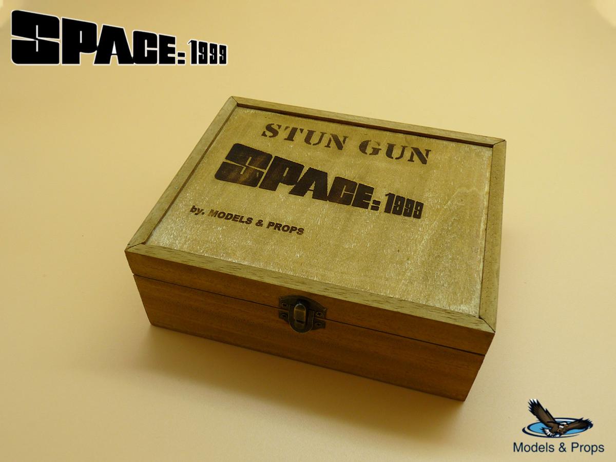 COSMOS 1999 (SERIE) - STUN GUN PROP REPLICA ECHELLE 1:1 AVEC ECLAIRAGE ...
