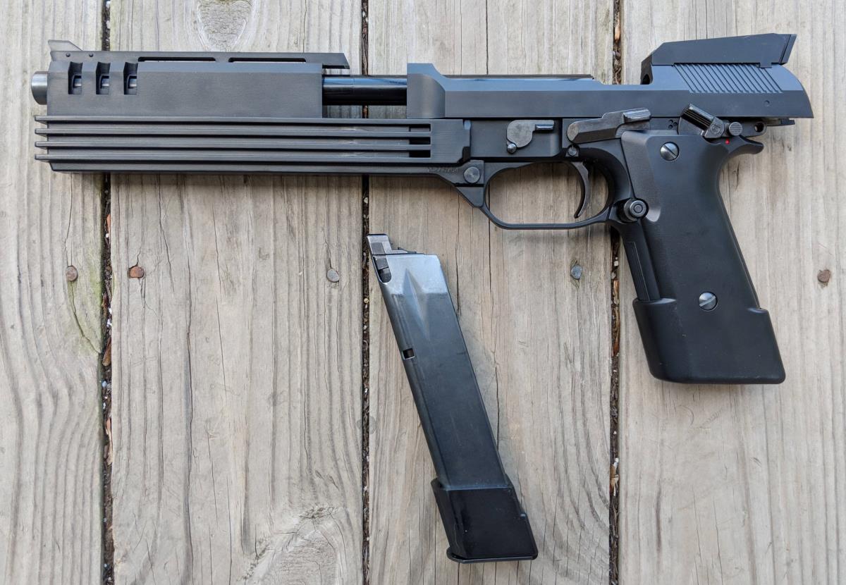 ROBOCOP - PISTOLET AUTO 9 AVEC RETOUR DE CULASSE TOUT AUTOMATIQUE