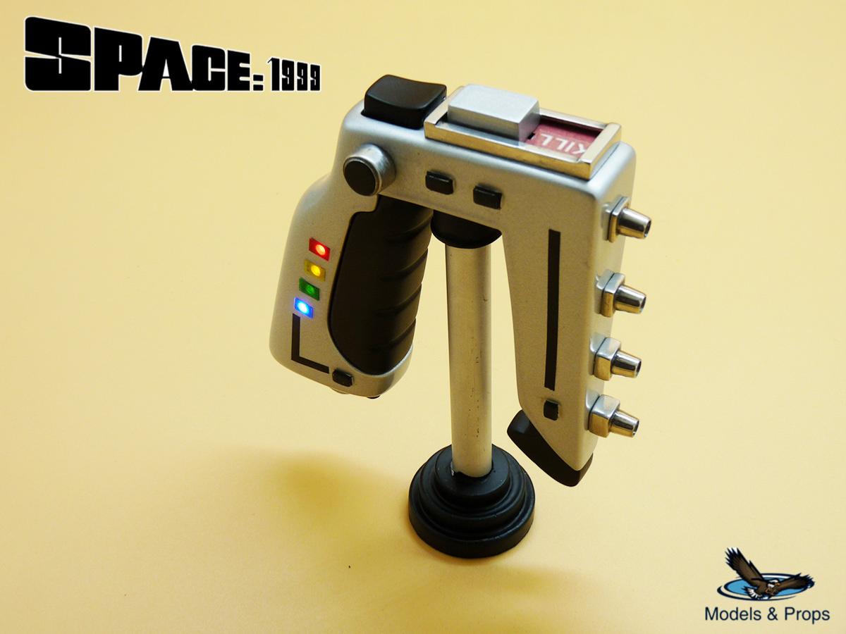 COSMOS 1999 (SERIE) - STUN GUN PROP REPLICA ECHELLE 1:1 AVEC ECLAIRAGE ...