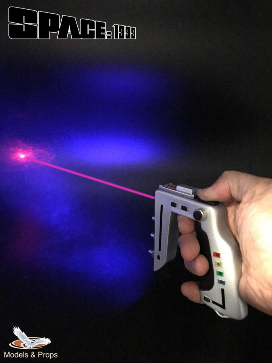COSMOS 1999 (SERIE) - STUN GUN PROP REPLICA ECHELLE 1:1 AVEC ECLAIRAGE ...