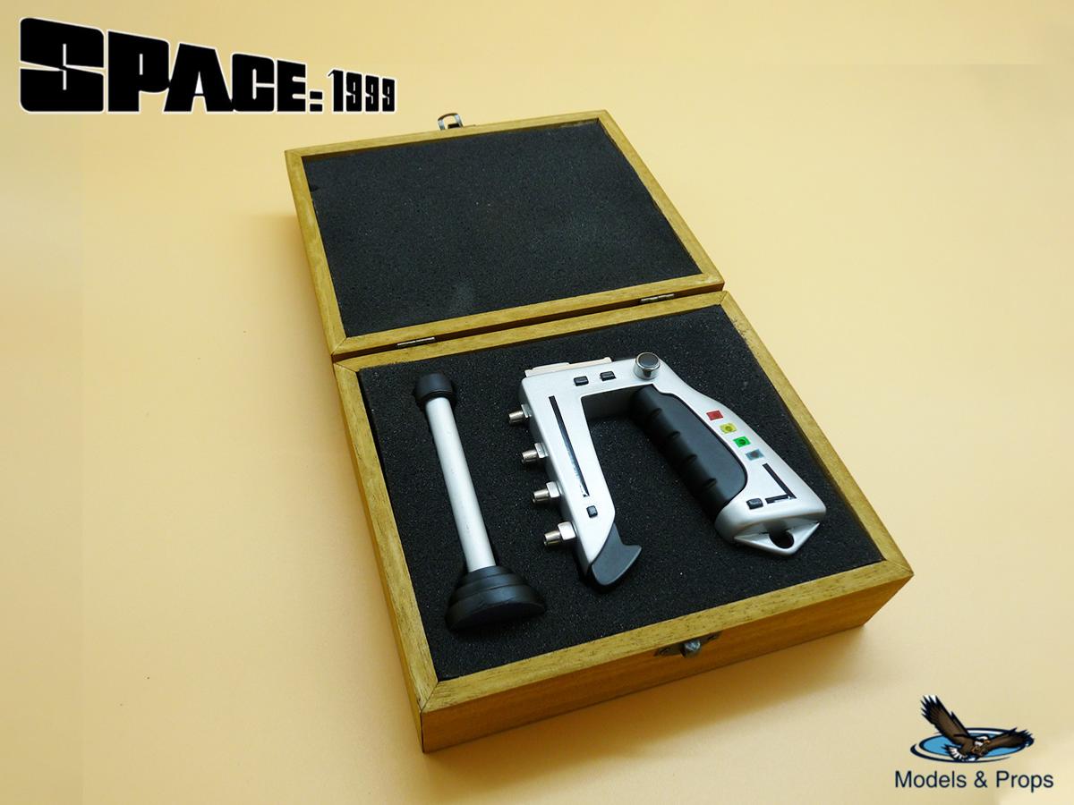 COSMOS 1999 (SERIE) - STUN GUN PROP REPLICA ECHELLE 1:1 AVEC ECLAIRAGE ...