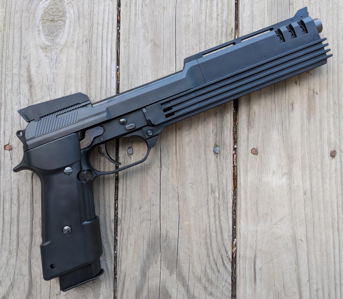 ROBOCOP - PISTOLET AUTO 9 AVEC RETOUR DE CULASSE TOUT AUTOMATIQUE