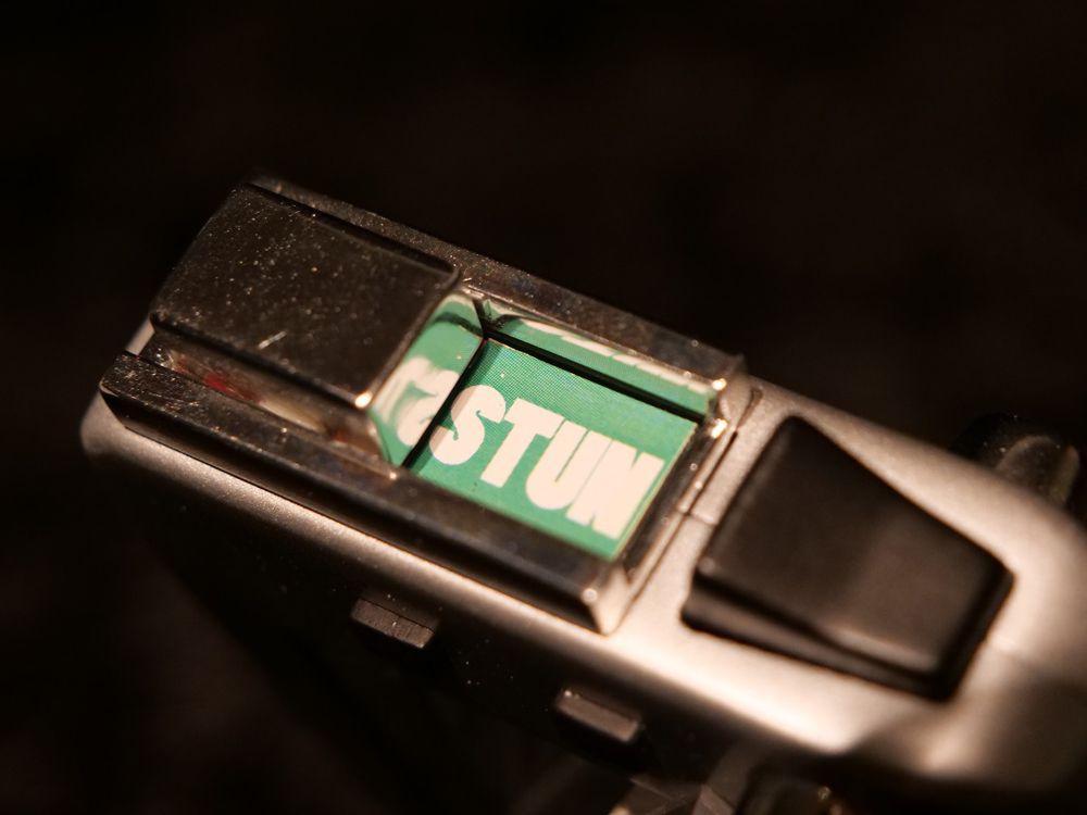 COSMOS 1999 (SERIE) - PACK STUN GUN & COMLOCK PROP REPLICA OFFICIEL ...