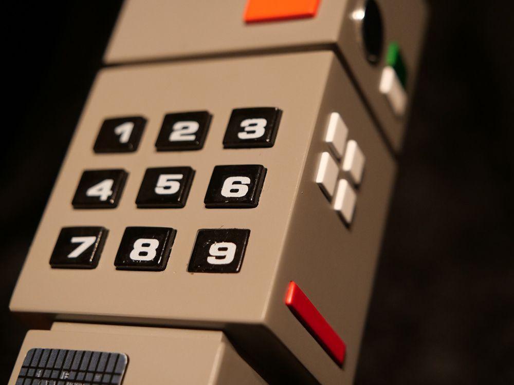 COSMOS 1999 (SERIE) - PACK STUN GUN & COMLOCK PROP REPLICA OFFICIEL ...