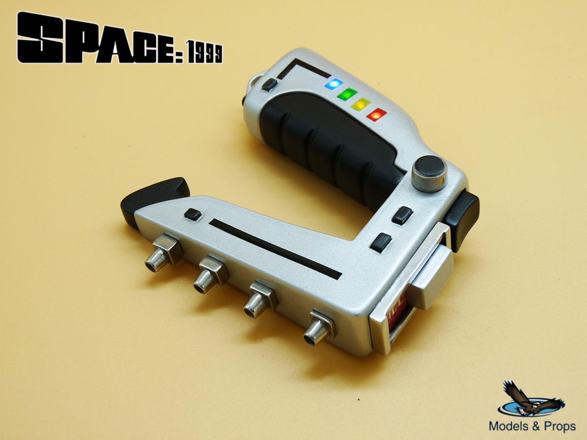 COSMOS 1999 (SERIE) - STUN GUN PROP REPLICA ECHELLE 1:1 AVEC ECLAIRAGE ...