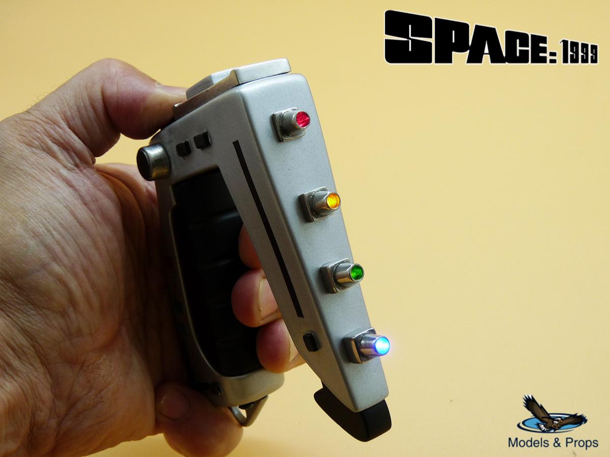 COSMOS 1999 (SERIE) - STUN GUN PROP REPLICA ECHELLE 1:1 AVEC ECLAIRAGE ...