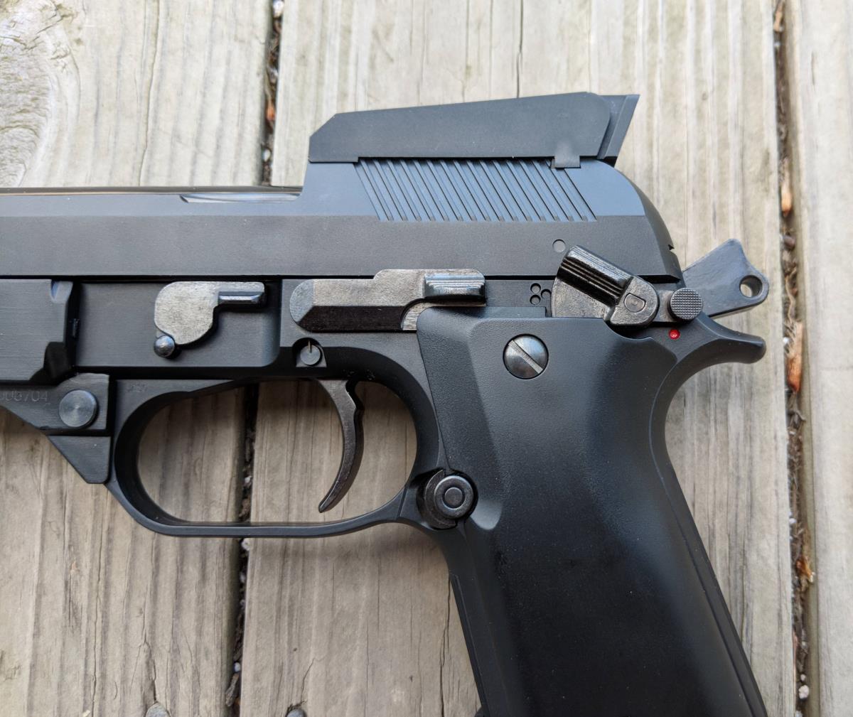 ROBOCOP - PISTOLET AUTO 9 AVEC RETOUR DE CULASSE TOUT AUTOMATIQUE