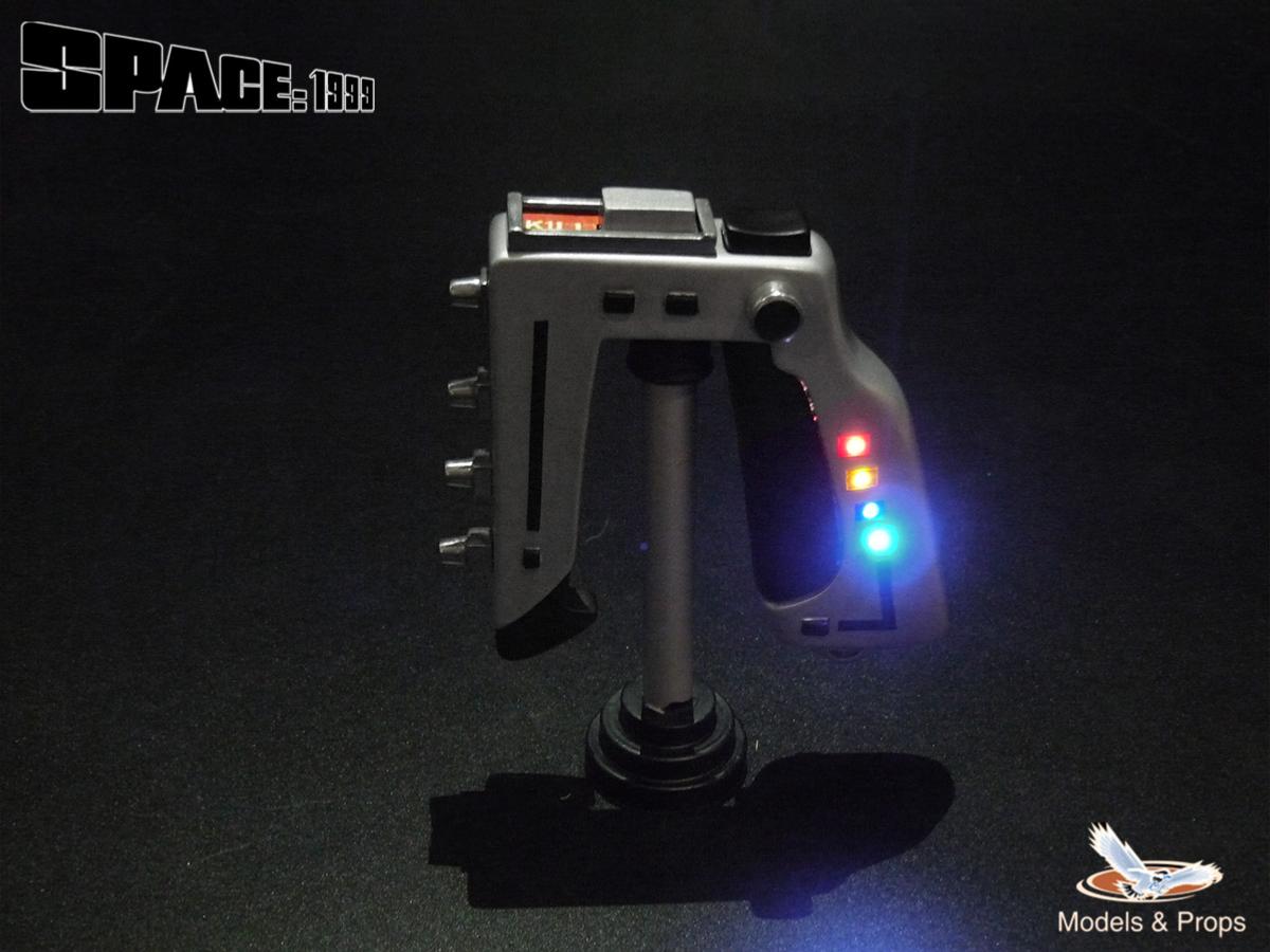 COSMOS 1999 (SERIE) - STUN GUN PROP REPLICA ECHELLE 1:1 AVEC ECLAIRAGE ...