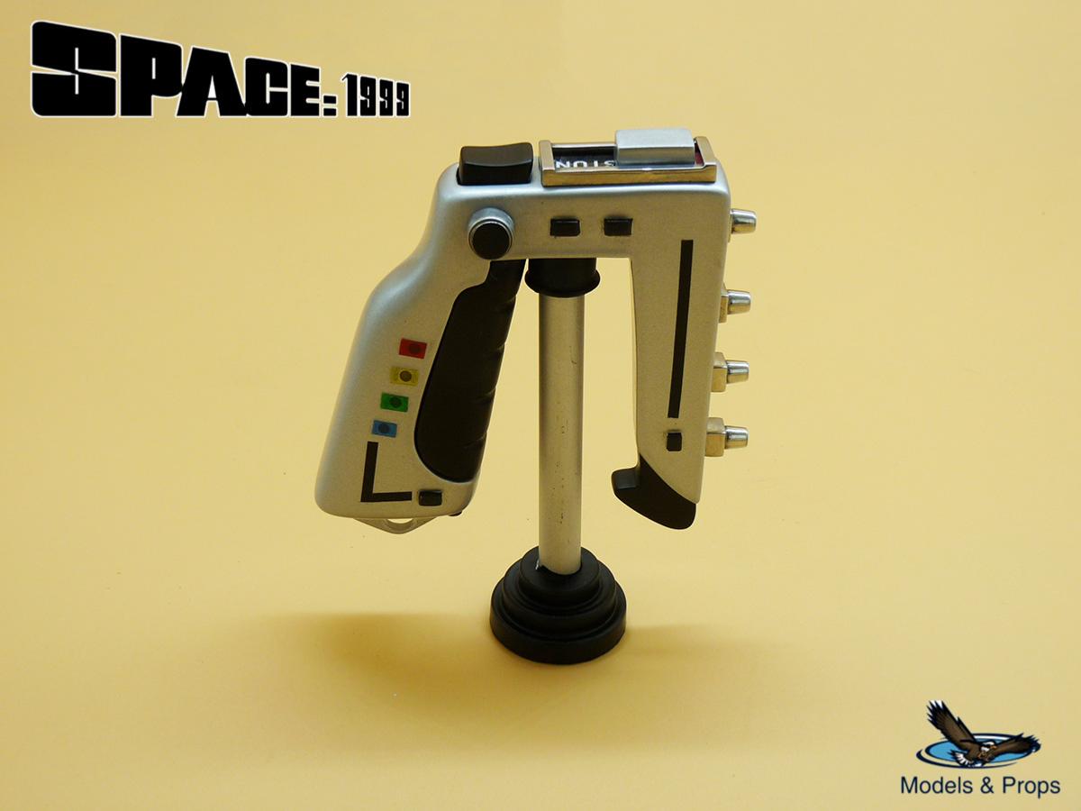 COSMOS 1999 (SERIE) - STUN GUN PROP REPLICA ECHELLE 1:1 AVEC ECLAIRAGE ...